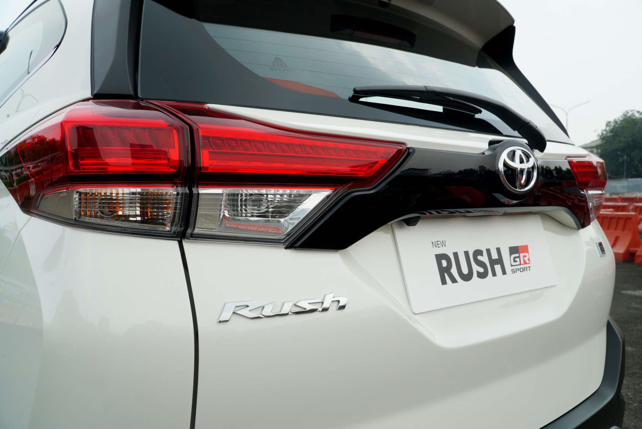 toyota rush gr sport sporty tangguh suv indonesia